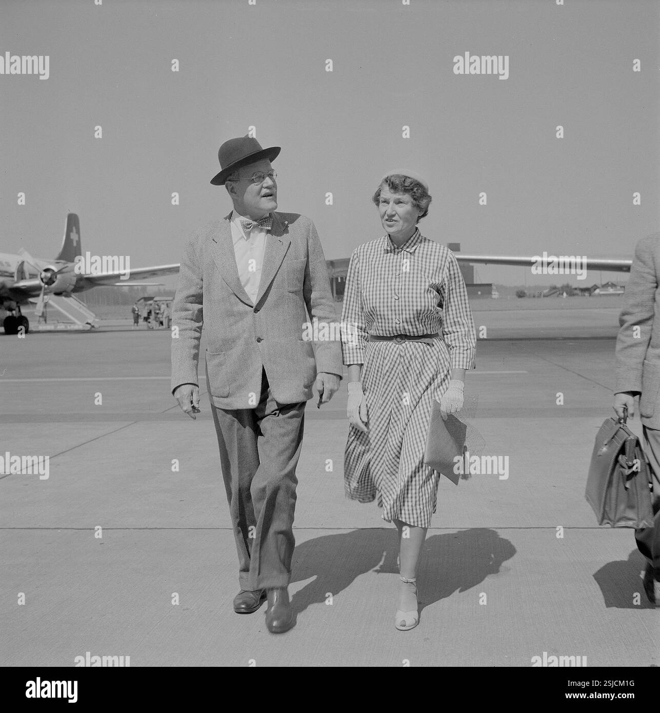 Allen Welsh Dulles mit Gattin bei Ankunft in Zürich-Kloten, 1953#Allen ...