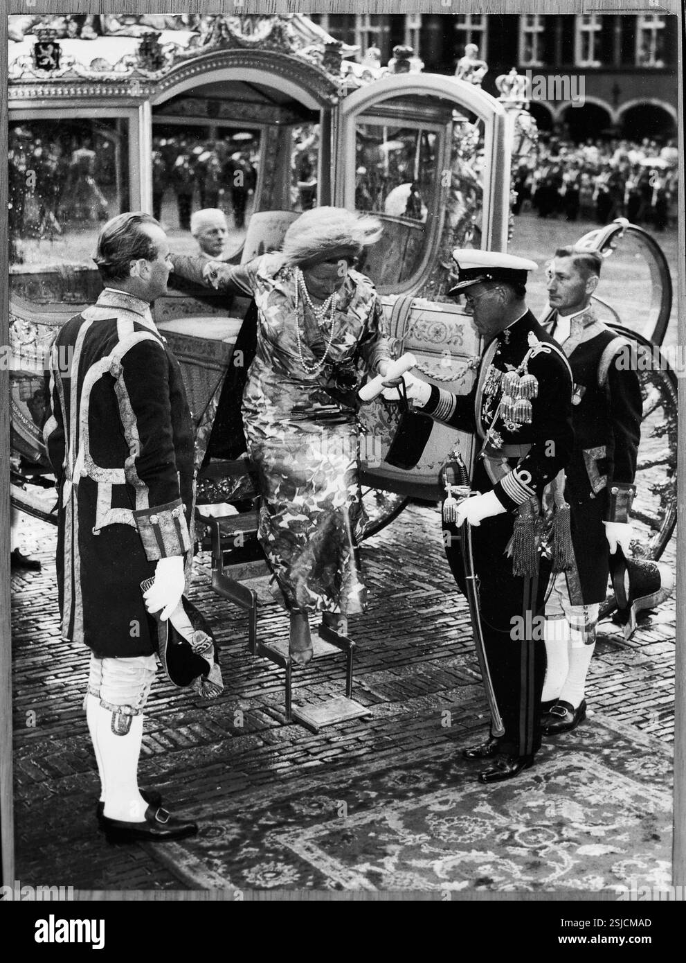 Prinz Bernhard hilft der Königin aus der Kutsche 1962#Prince Bernhard ...