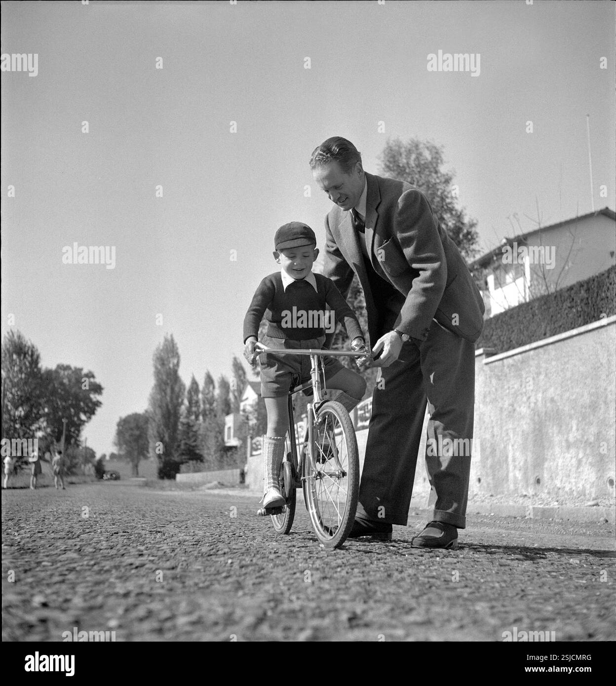 Emmanuel de Graffenried mit Sohn Leo auf Kindervelo, 1950#Emmanuel de ...