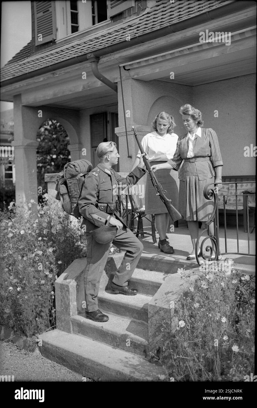 Mobilmachungs-Reportage 1947: Der Einberufene verabschiedet sich von ...