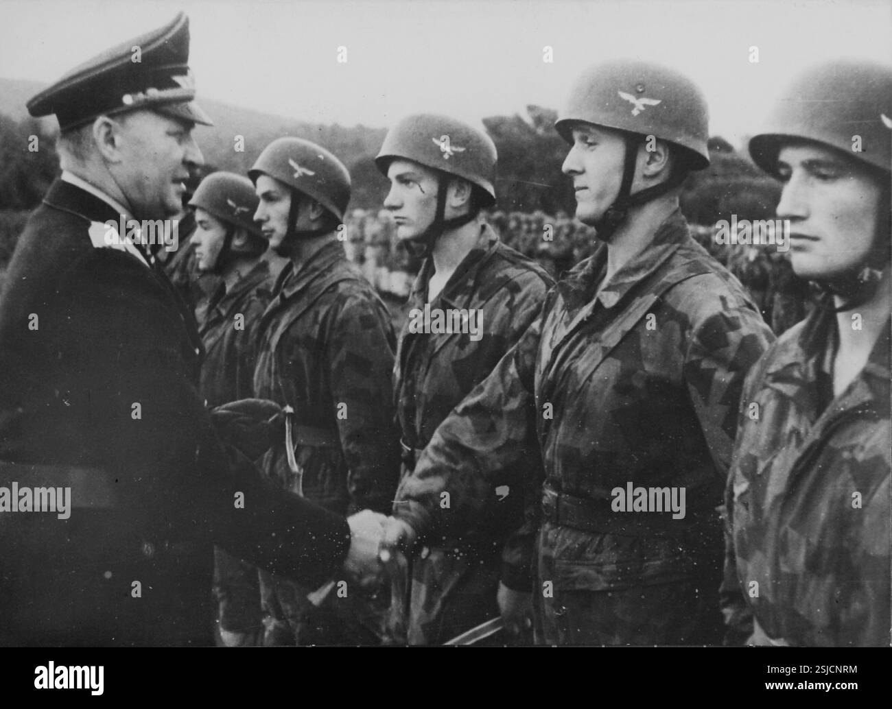 WK II Italien: General Student übergibt den Soldaten der ...