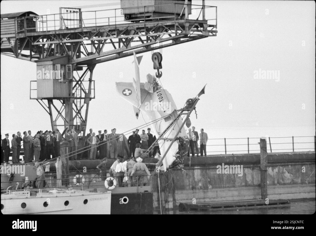 Bergung eines P16 Kampfjet, Hafen Romanshorn 1955#Salvaging of P16 ...
