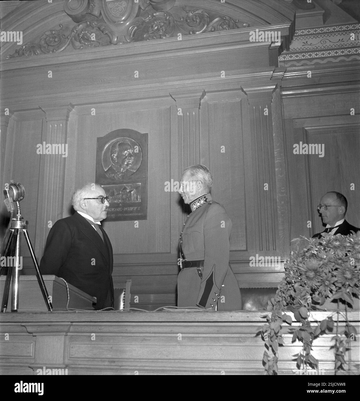 Henri Guisan erhält Ehrendoktor der Universität Lausanne 1945#Henri ...