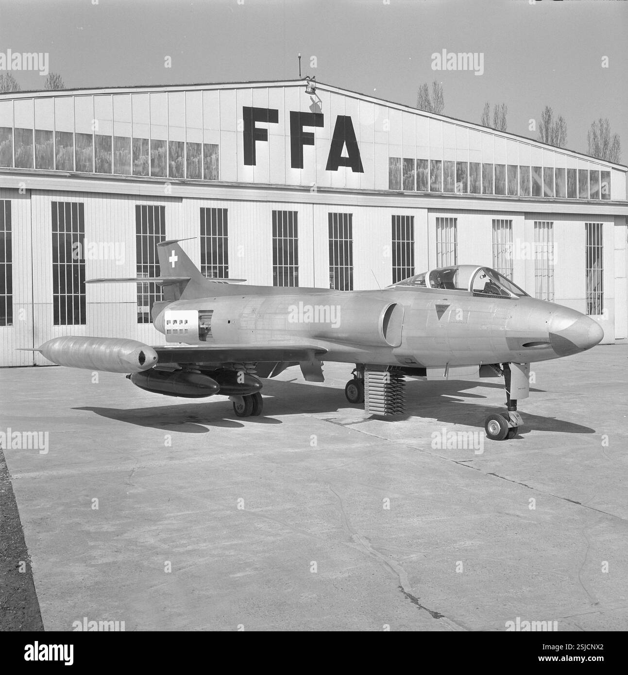 Schweizer Kampfjet P16 mit Bewaffnung, Flugplatz Altenrhein 1955#Swiss ...