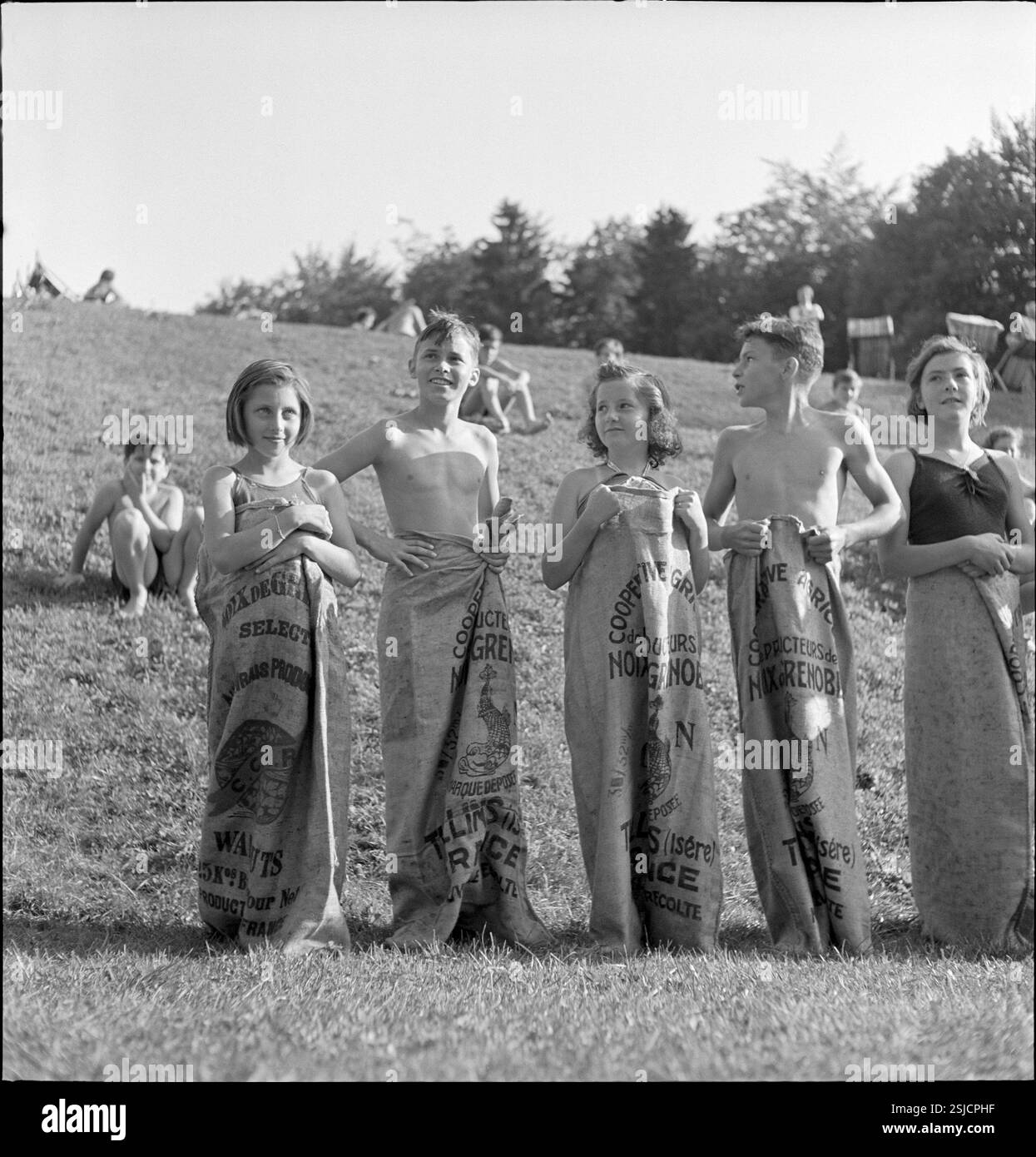 Kinder beim Sackhüpfen, Wellenbad Dolder um 1950#Children ready for ...