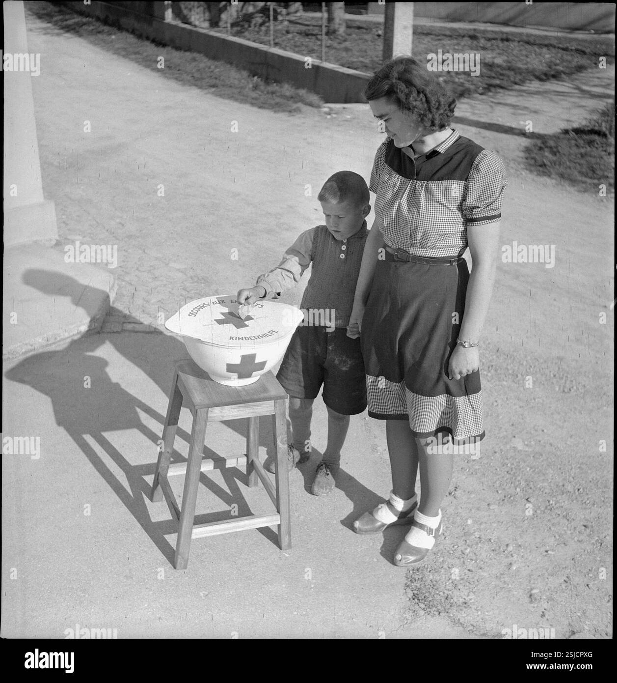 Hilfsaktion Rotes Kreuz: Bub spendet für Kinder, Steffisburg 1946# ...