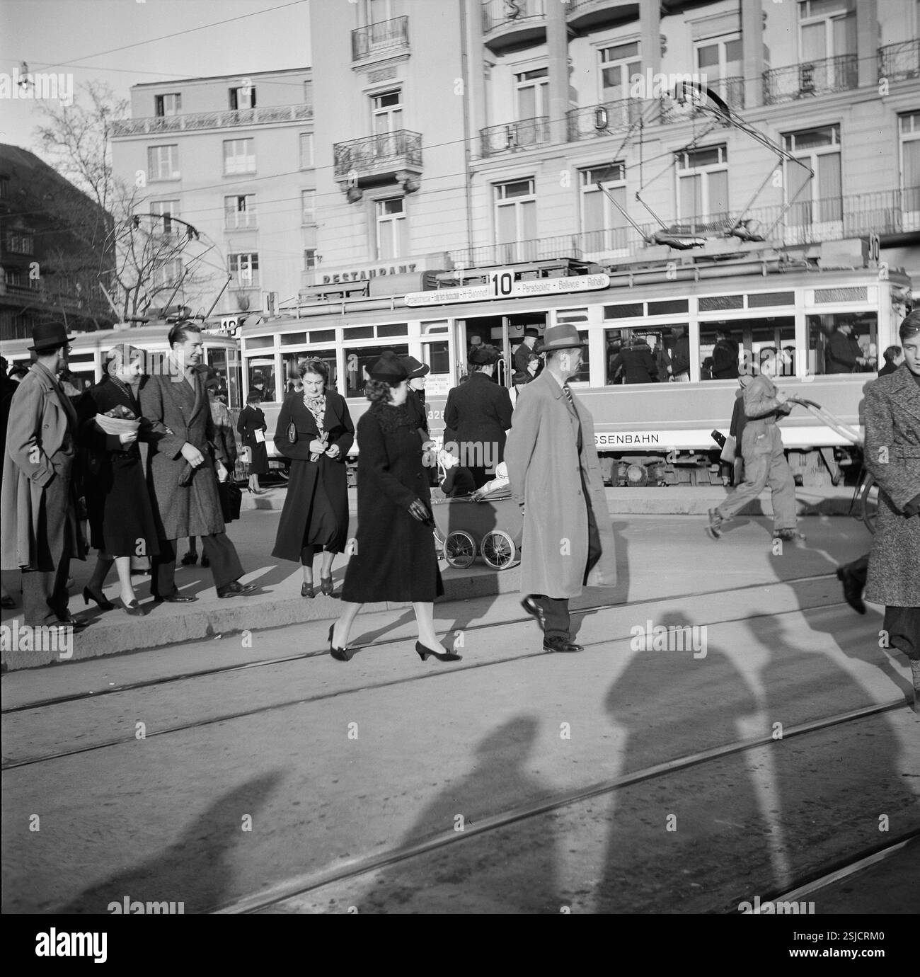 Fussgänger; Passanten am Paradeplatz; 1941#Pedestrian, passser-by ...