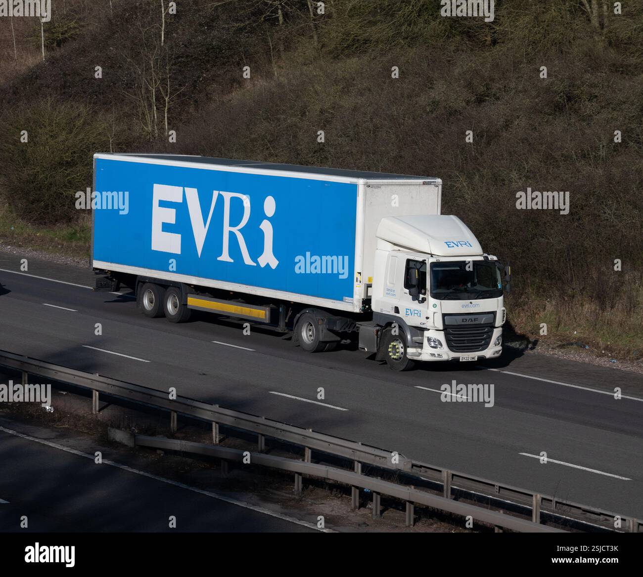 Evri DAF lorry on the M40 motorway, Warwickshire, UK Stock Photo - Alamy