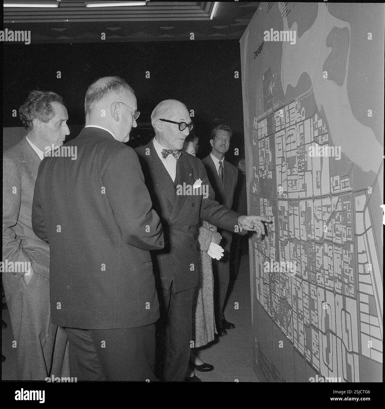 Le Corbusier im Gespräch mit Emil Landolt, Zürich 1957#Le Corbusier ...