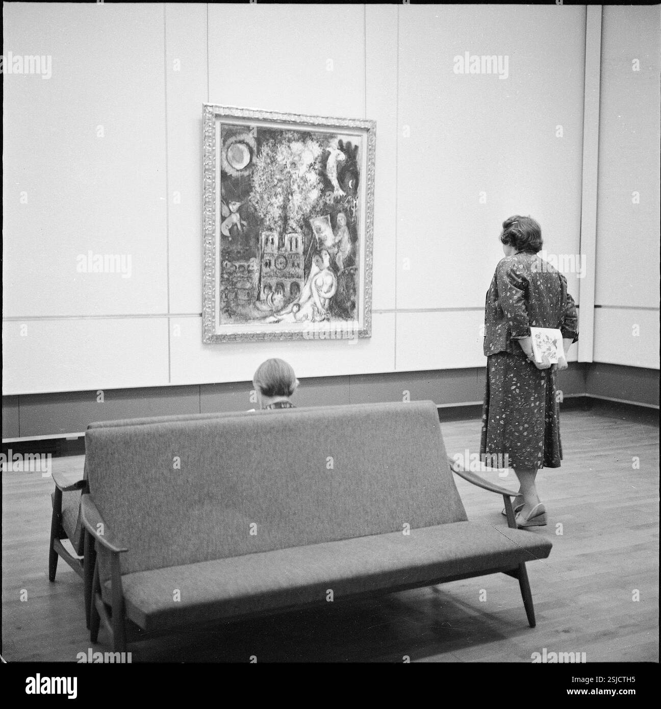 Besucherinnen in der Marc Chagall Ausstellung in Genf 1962#Visitors of ...