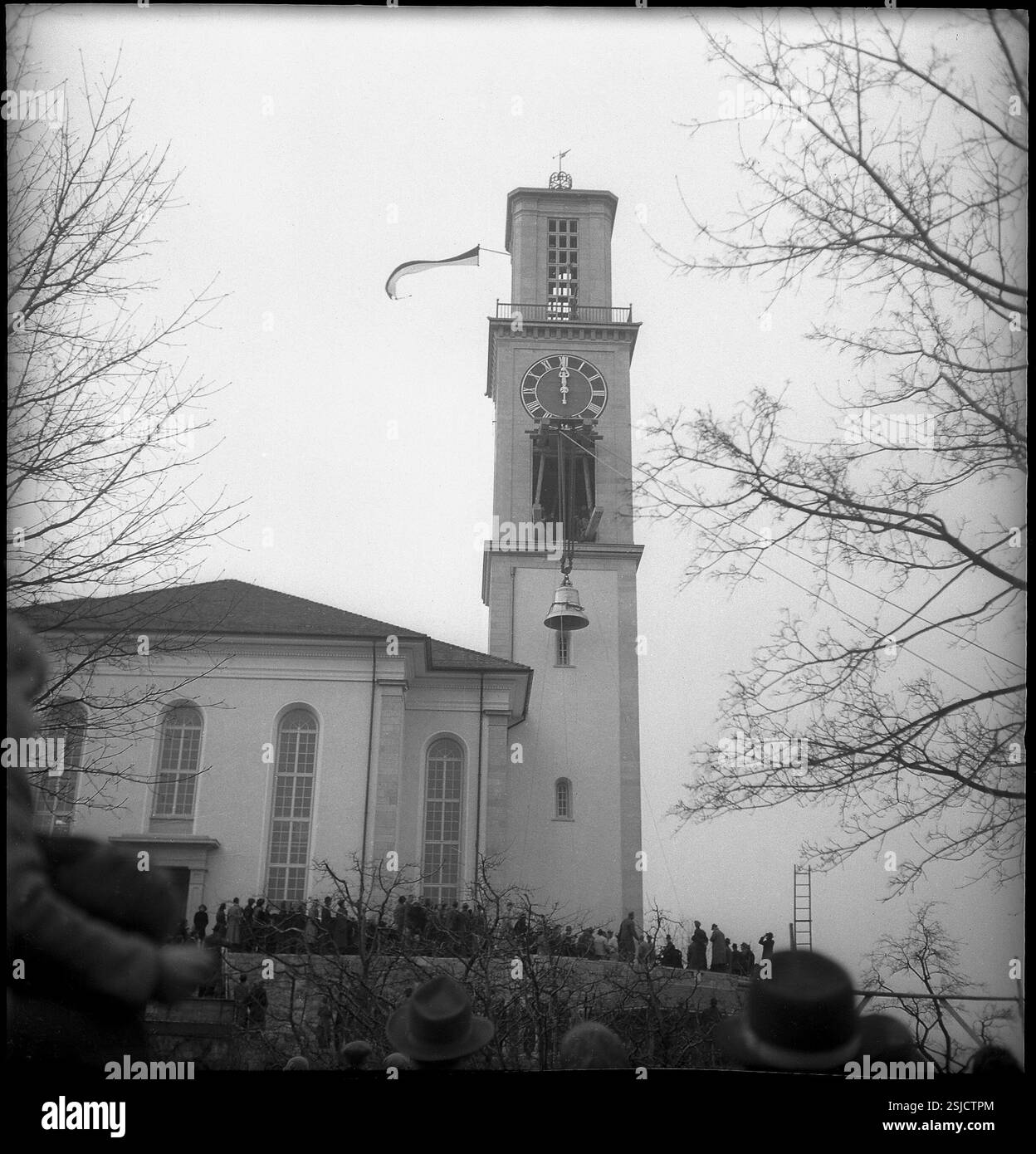 Glockenaufzug Kirche Thalwil 1946#Church bell lifting ceremony, Thalwil ...
