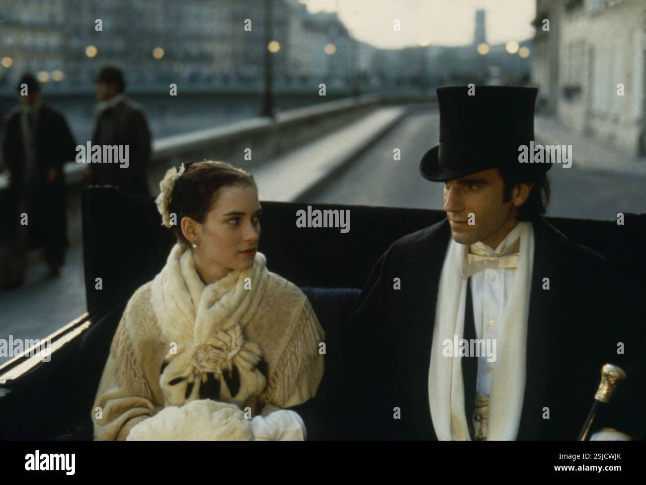 The Age of Innocence Year : 1993 USA Director : Martin Scorsese Winona Ryder, Daniel Day-Lewis ...