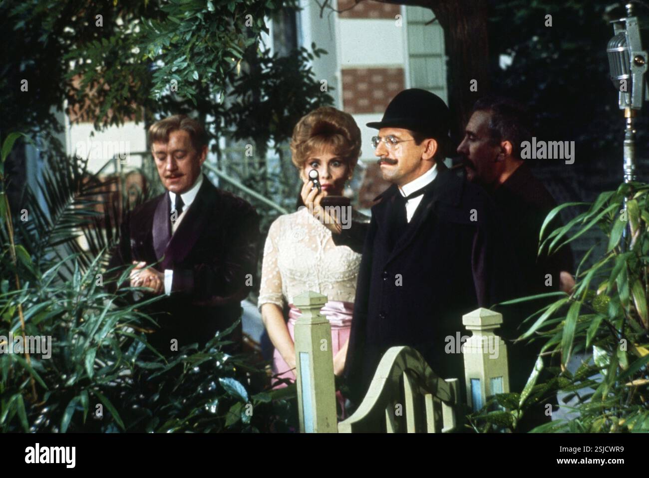 Hotel Paradiso Year : 1966 UK Director : Peter Glenville Alec Guinness ...