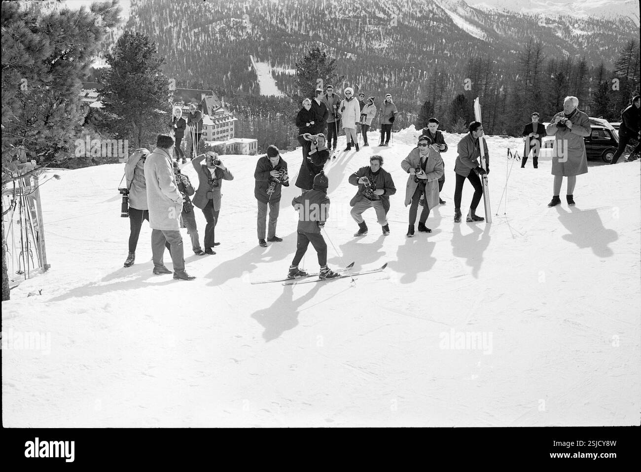 Fotografen mit Prinz Reza Cyrus Pahlavi von Persien, St. Moritz 1969# ...