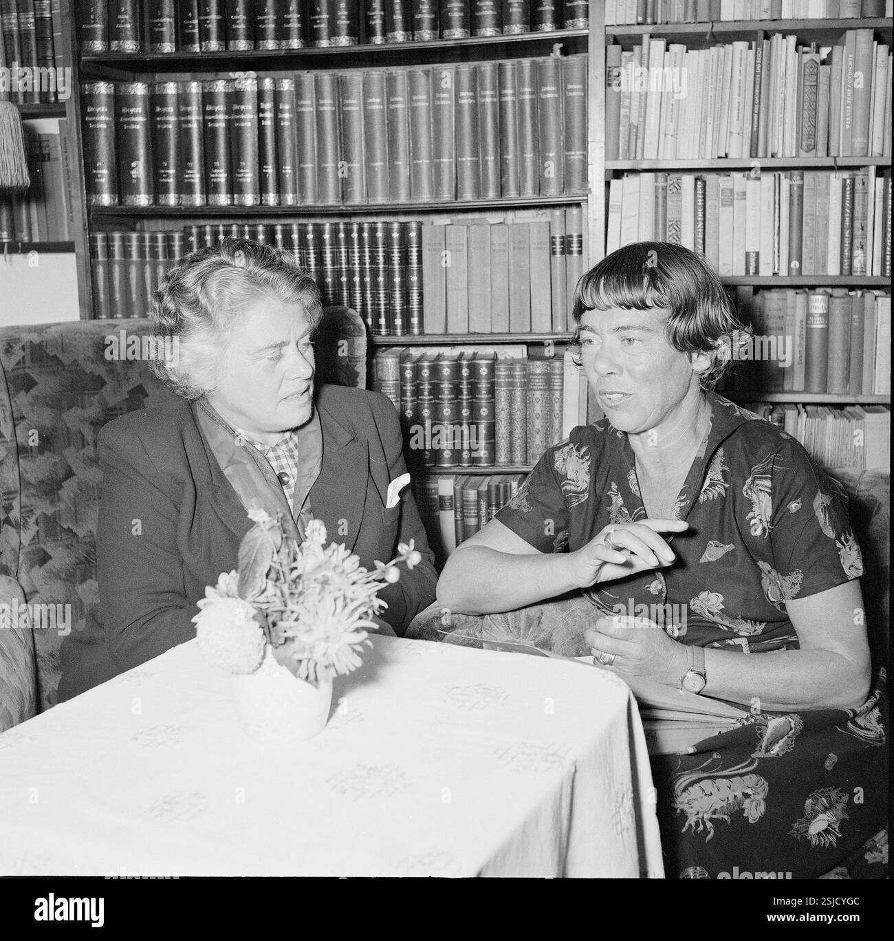 Vera Wegelin und Ursula von Wiese, 1953#Vera Wegelin and Ursula von ...