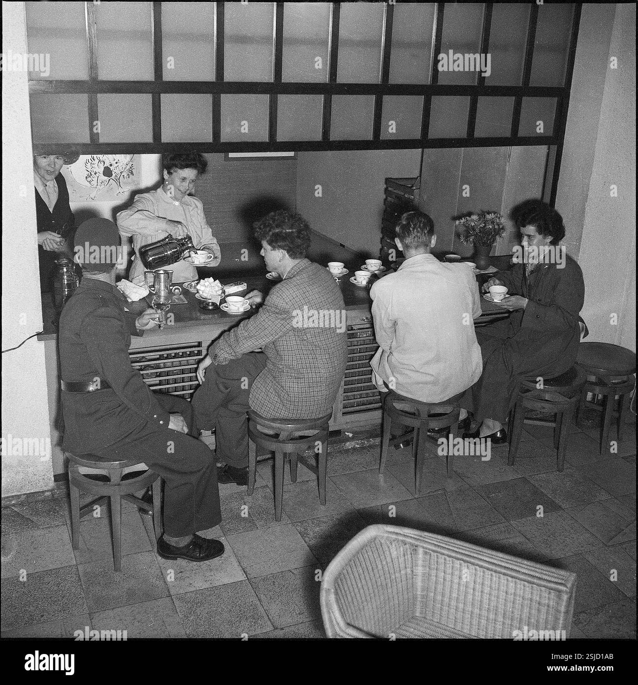 Kaffee-Bar im Kunsthaus Zürich, eröffnet 1954#Café-Bar inside Kunsthaus ...