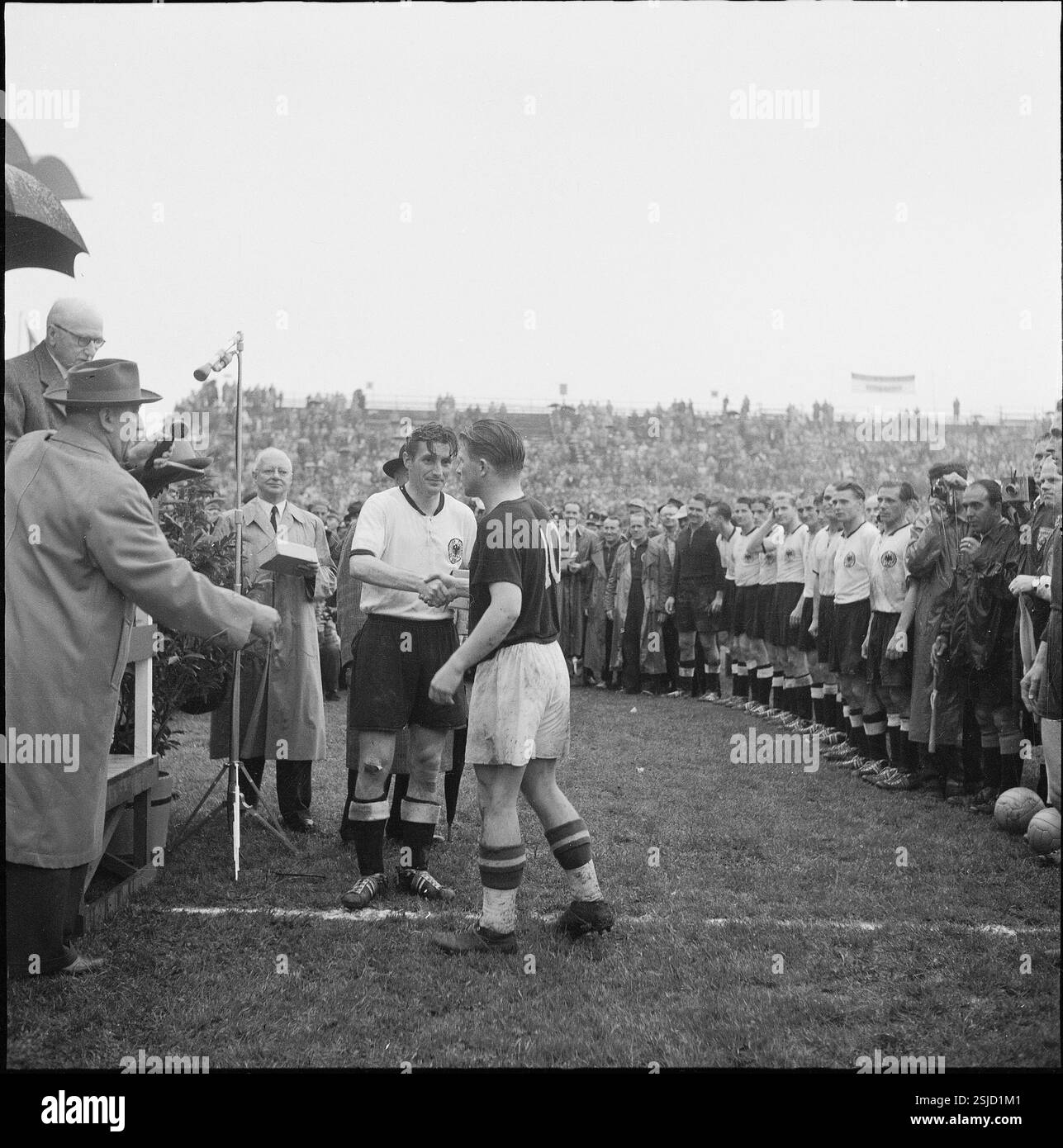 Fussball-WM-Final 1954: Ferenc Puskas gratuliert Fritz Walter#Football ...