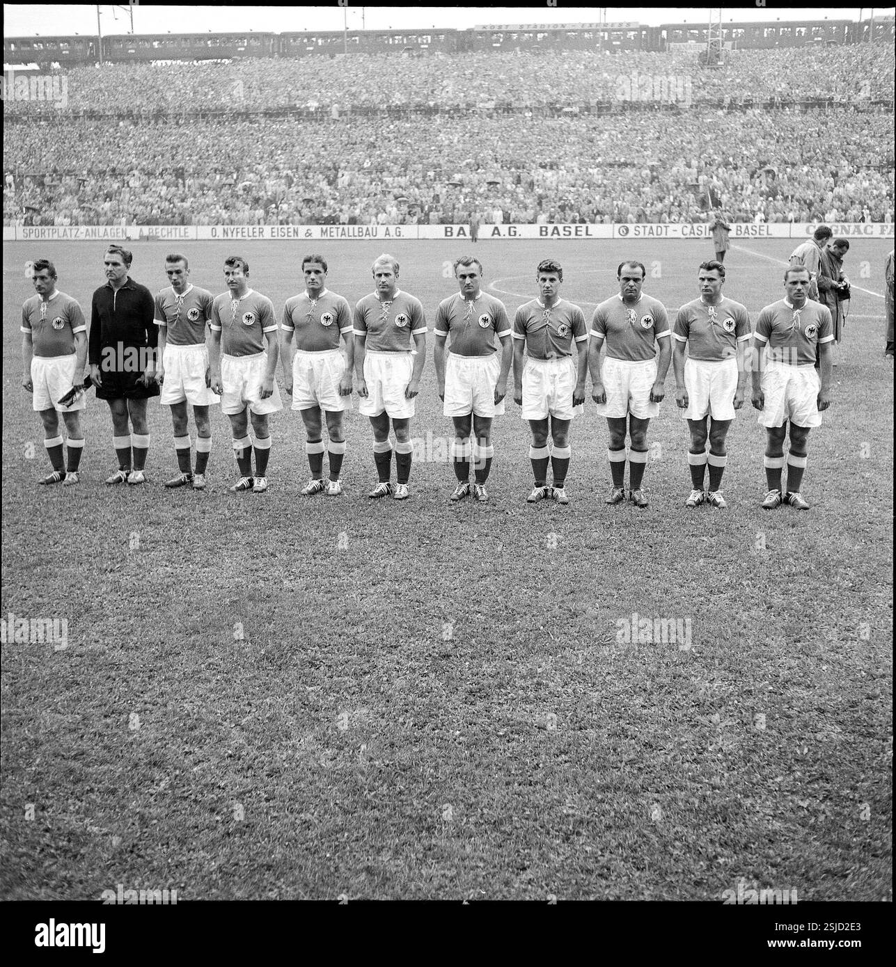 Fussball-WM-Halbfinal 1954: Deutschland - Oesterreich; die deutsche ...