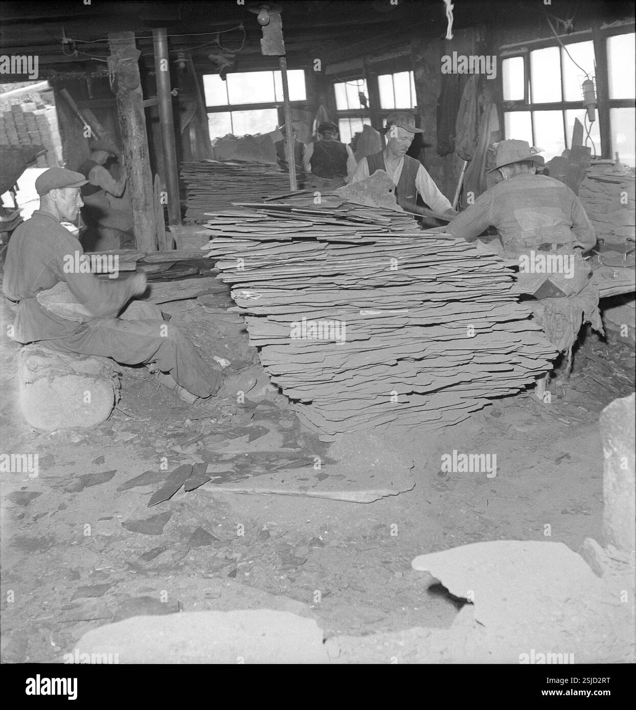Verarbeitung von Schiefer in Termen, Wallis; 1946#Termen, Slate mine in ...