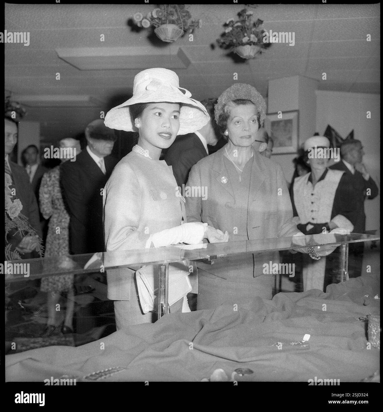 Königin Sirikit von Thailand mit Antoinette Petitpierre, 1960#Queen ...