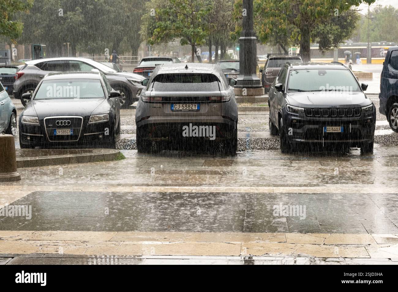 Cars parked in the pouring rain Stock Photo - Alamy