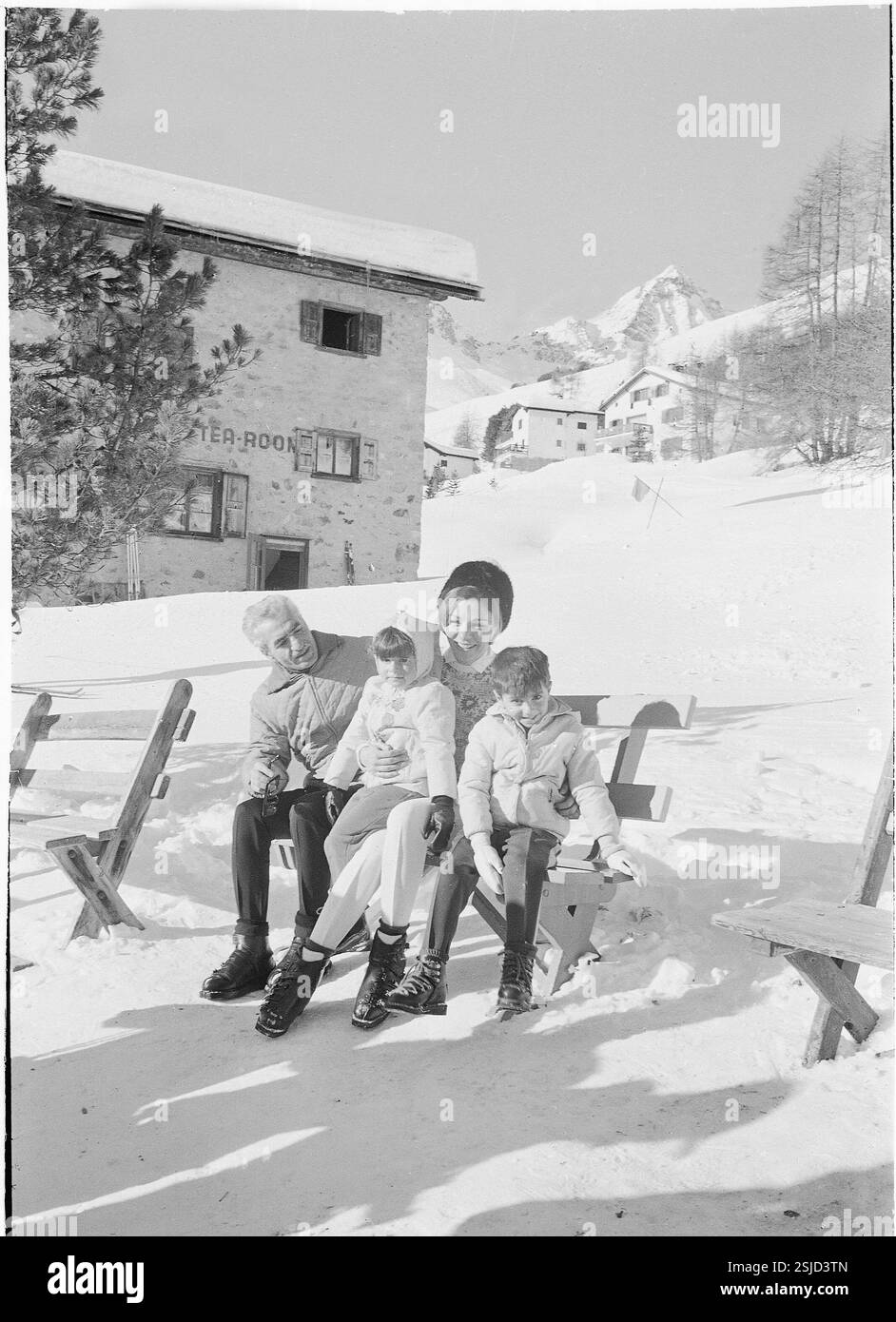 Der Schah von Persien mit seiner Familie in St. Moritz, 1967#The Shah ...