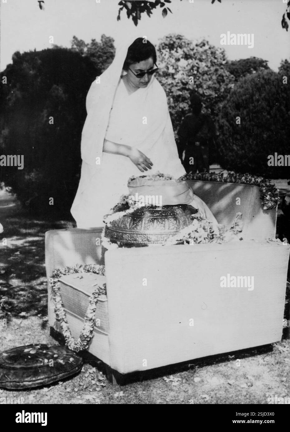 Indira Gandhi mit Asche ihres Vaters Nehru, 1964#Indira Gandhi with the ...