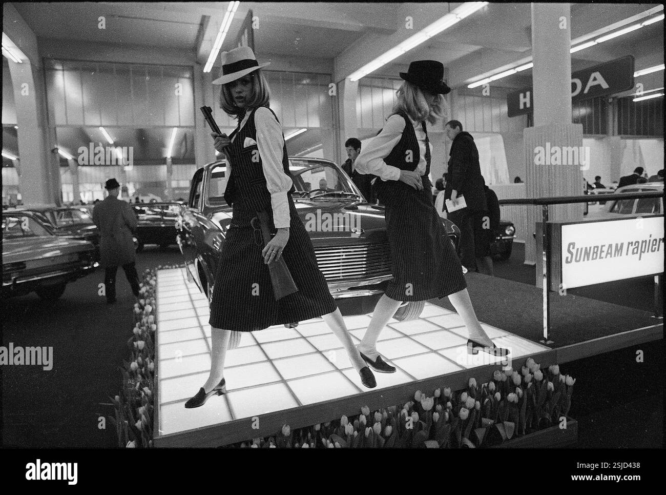 38. Internationaler Automobilsalon Genf 1968: Hostessen im "Bonnie and ...
