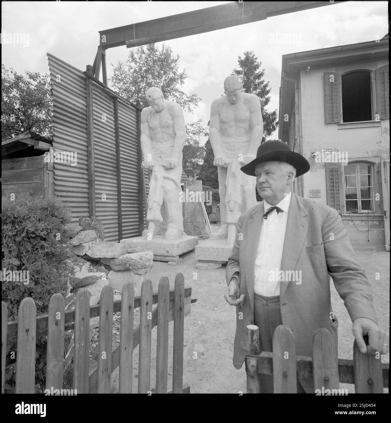 Arnold Huggler mit Skulptur "Mineure", 1960#Arnold Huggler with ...