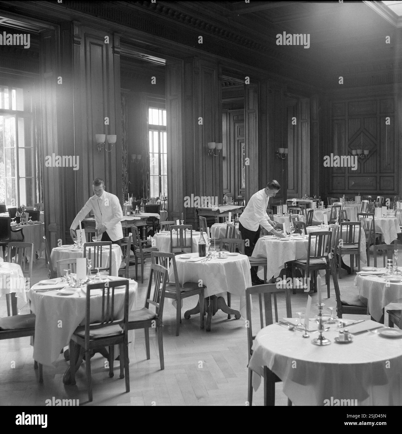 Kellner decken den Tisch, Grand Hotel von Leysin, 1956#Waiters setting ...