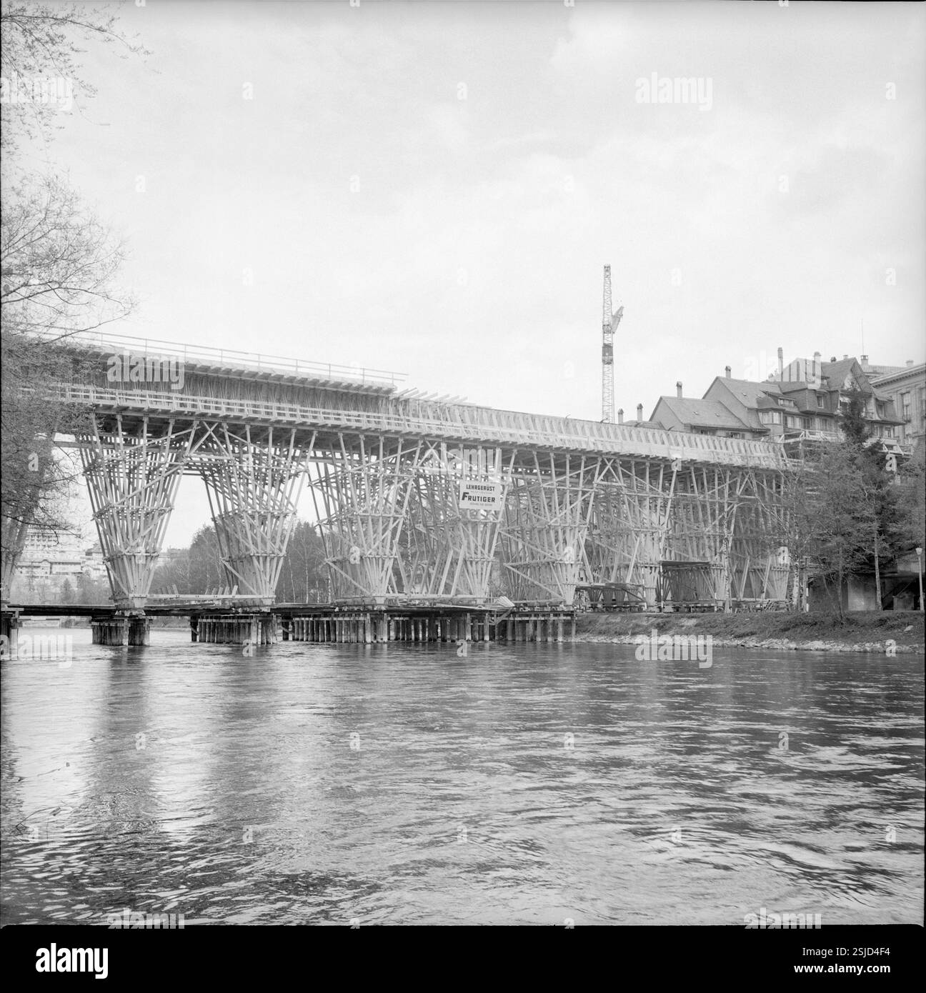 Bern, Bau der Monbijoubrücke; Baugerüst, Lehrgerüst; 1961#berne ...