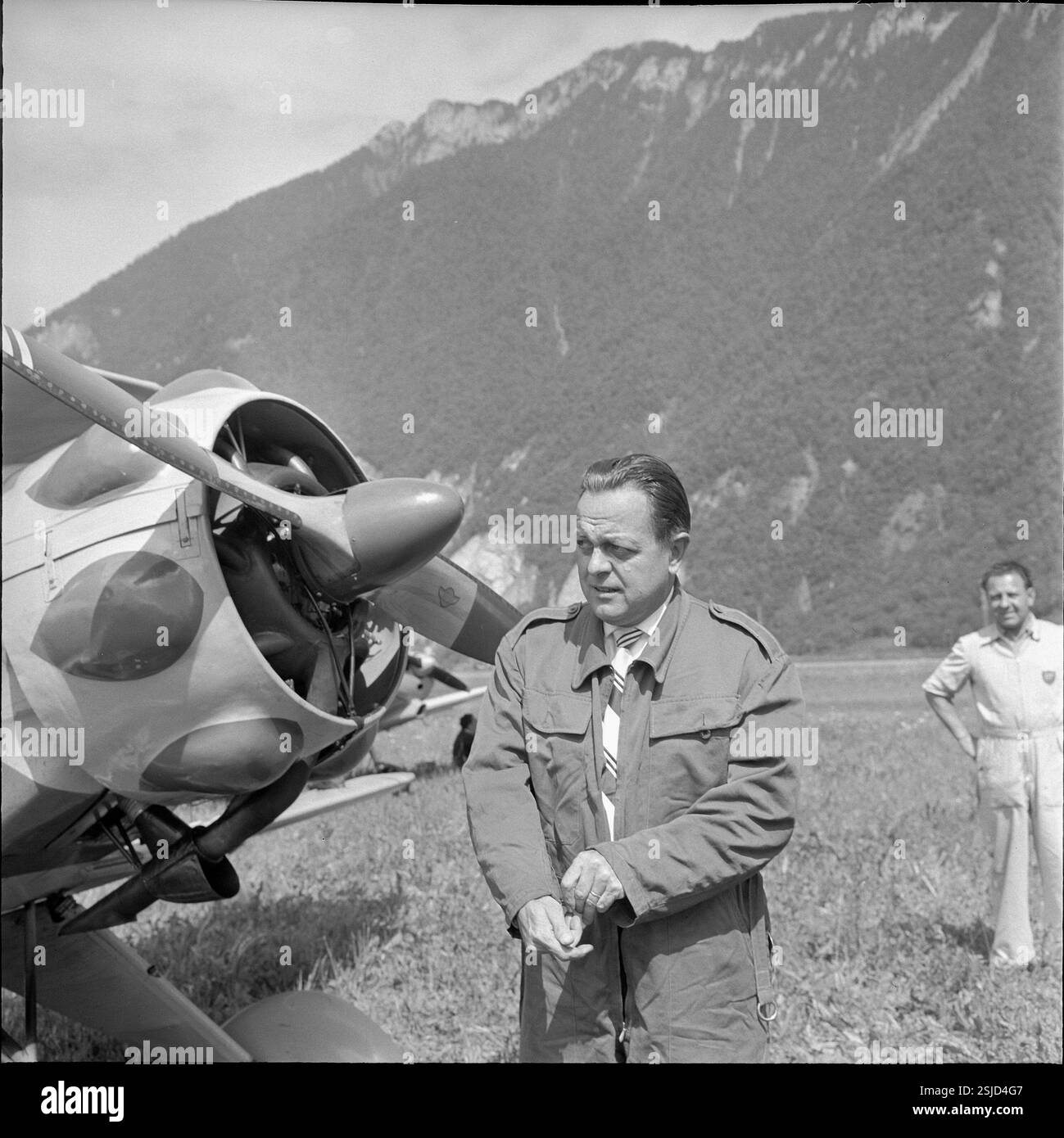 Pilot Liardon auf dem Flugplatz Montreux 1960#Pilot Liardon at airfield ...