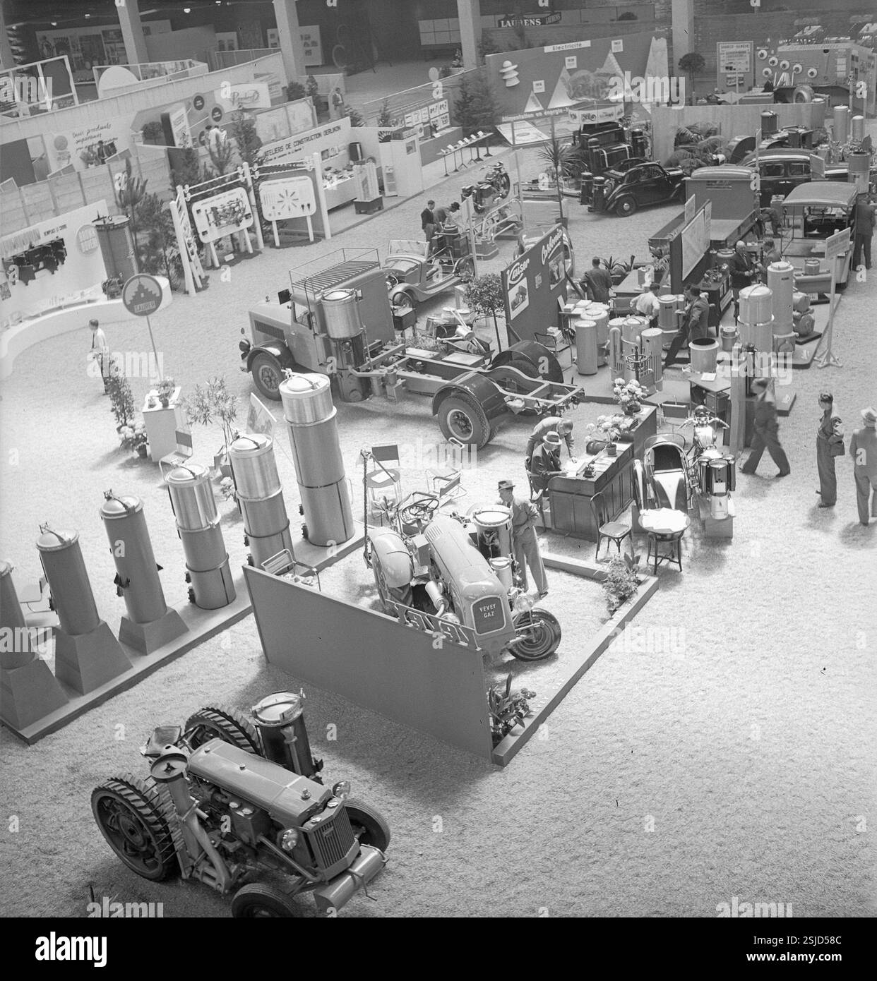 Benzinmangel; Traktor, Lastwagen mit Holzgasgenerator 1942#Petrol ...