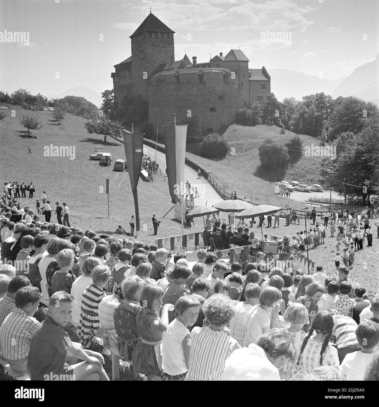 Schulkinder an der 60. Geburtstagsfeier von Fürst Franz Josef II. von ...