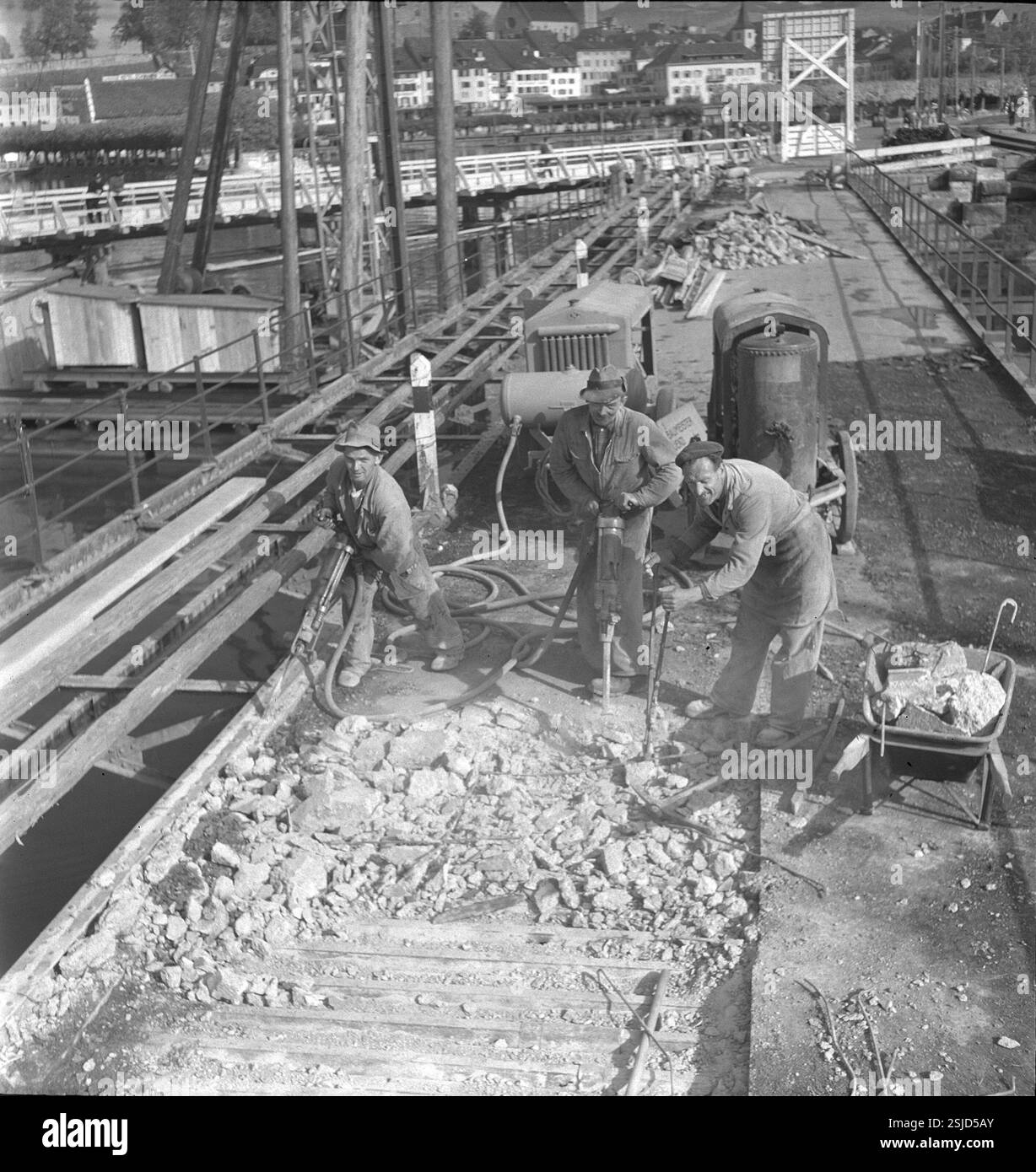 Bau des Rapperswiler Seedamms; 1950#Rapperswil lake barrage under ...