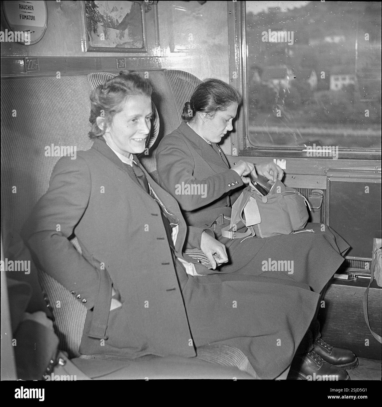 Ankunft am Bahnhof, im Zugsabteil#Arrival at the railway station, in ...