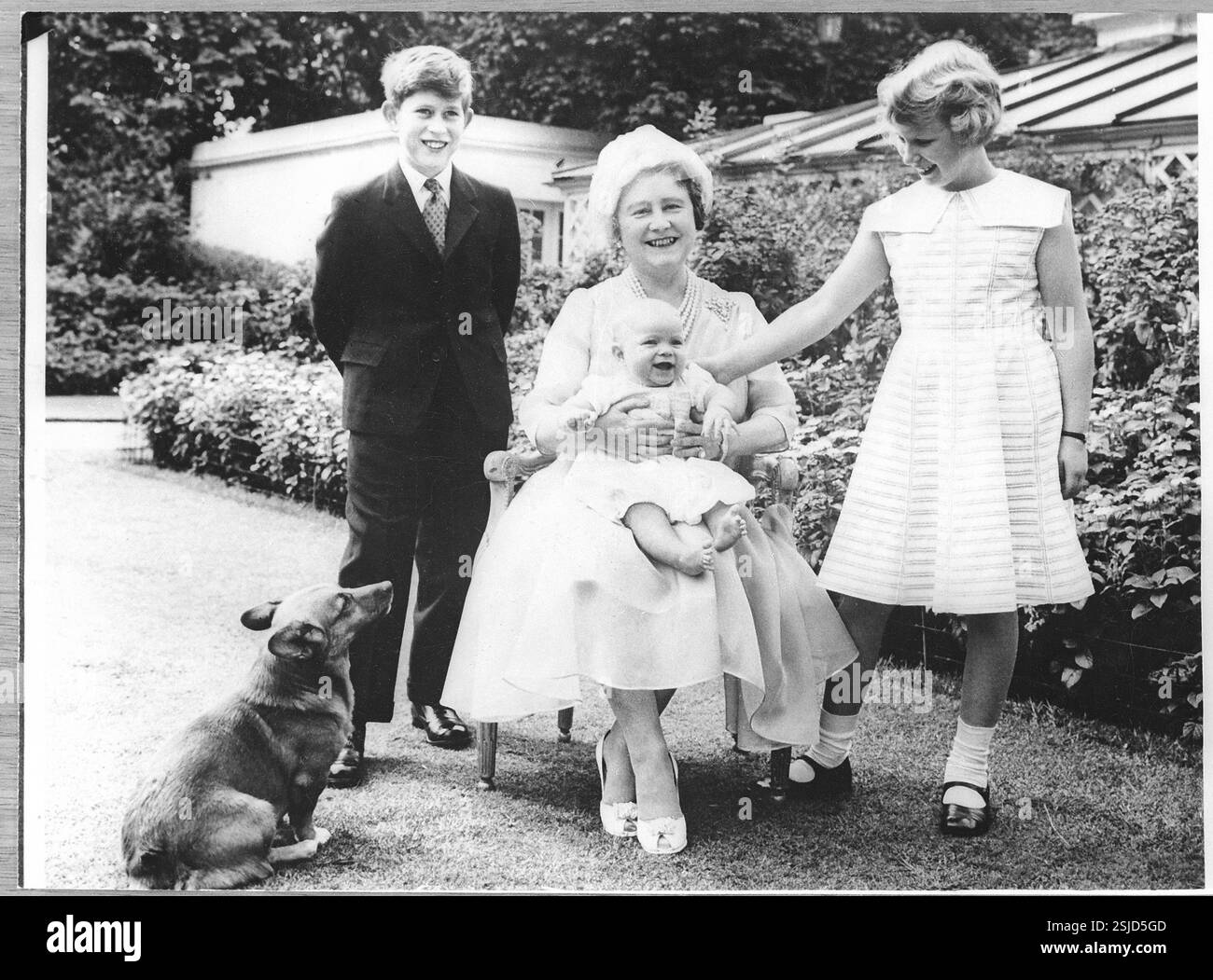 mit ihren Enkelkindern Charles, Baby Andrew und Anne#With her ...