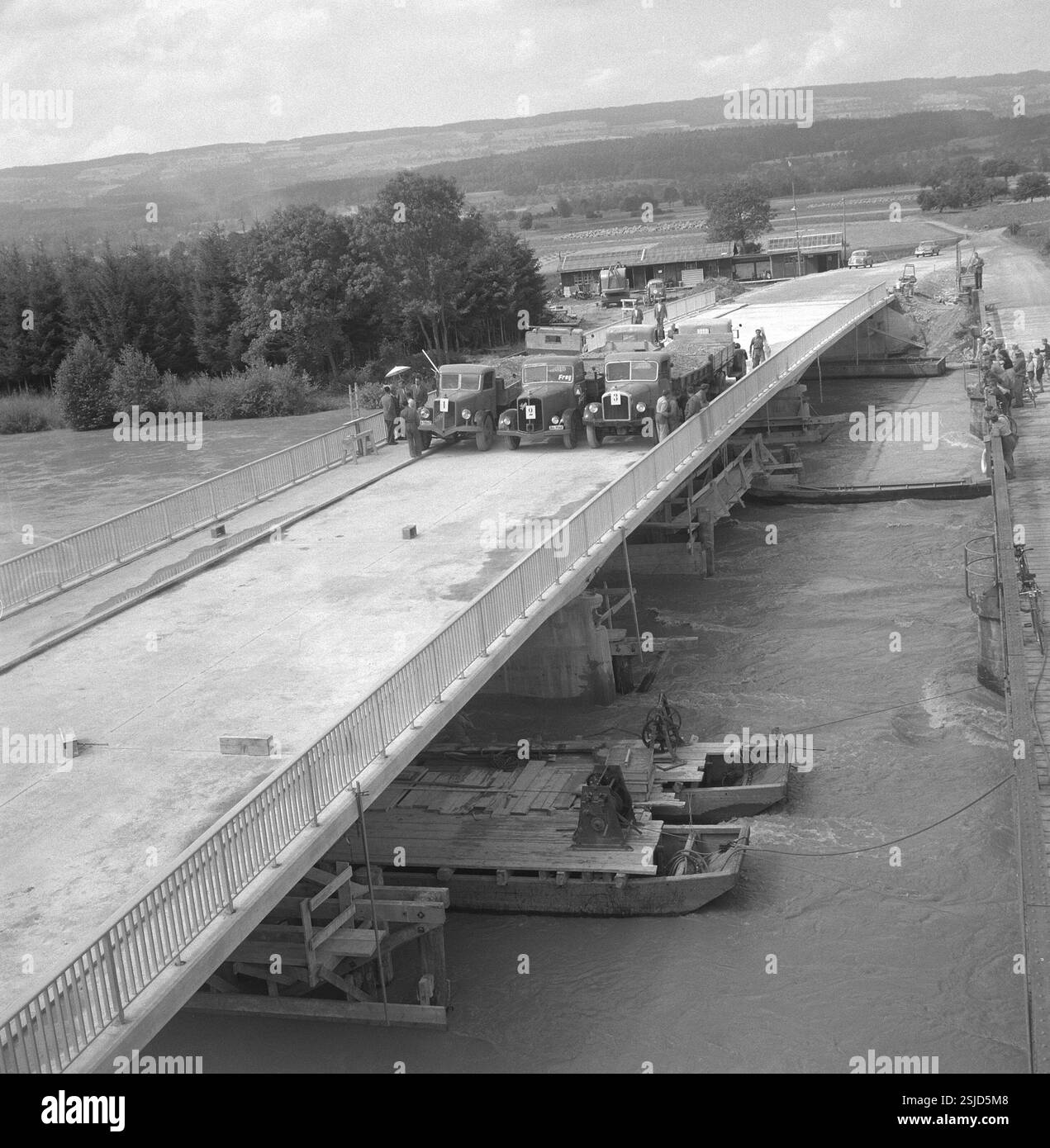 Belastungsprobe neue Reussbrücke; 1955#New bridge over the Reuss; load ...