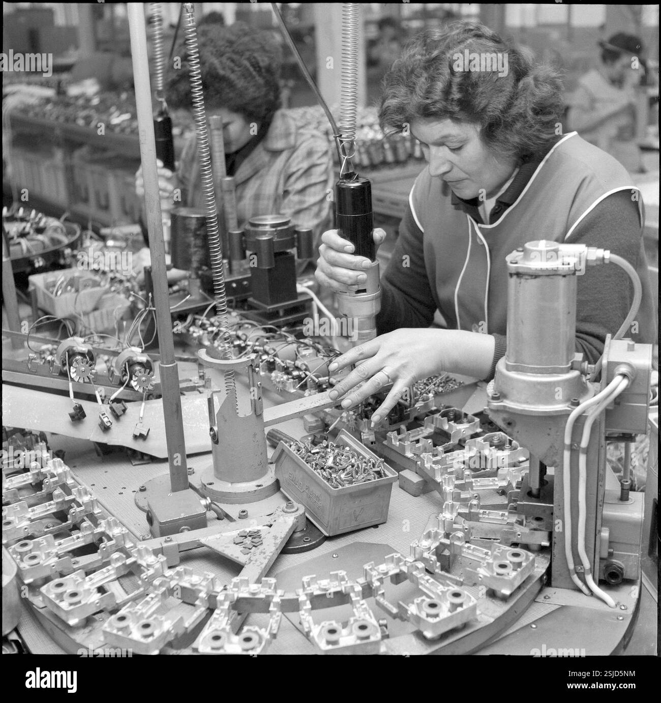 Frauen im Industriebetrieb, um 1965#Women Working in Industrial Company ...