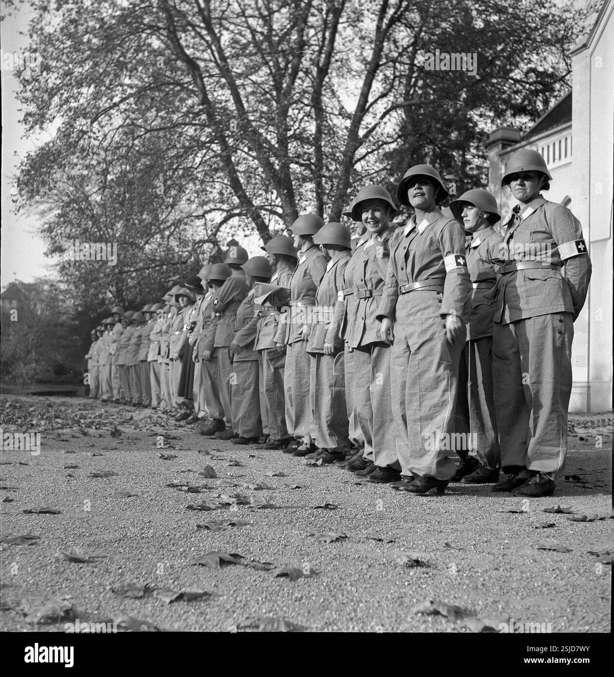 Frauen stehen in Reih und Glied; FHD im Luftschutz; 1945#Members of ...