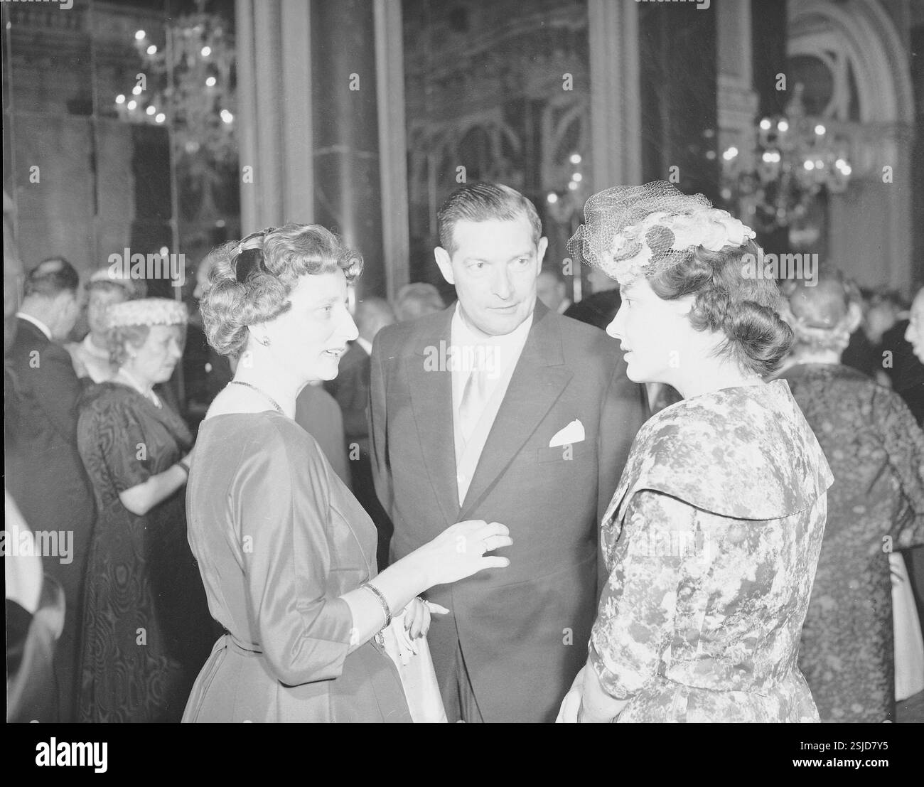 Oberst Robert Nünlist, Kommandant der Schweizer Garde, mit seiner ...