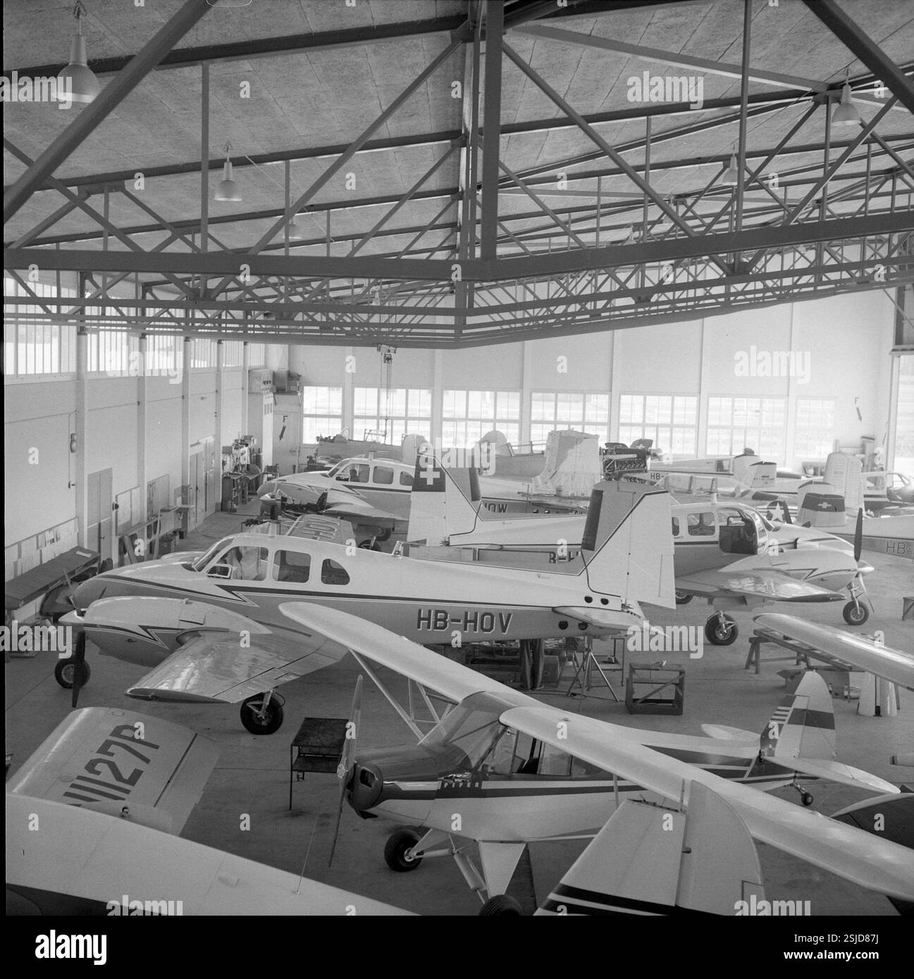 Beechcraft Twin Bonanza Flugzeug, Neuenburg 1957#Beechcraft Twin ...