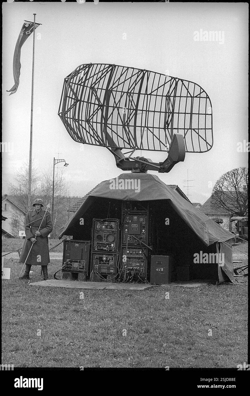 Soldat mit Parabolantenne der Fliegerabwehr, Emmen 1965#Soldier with ...
