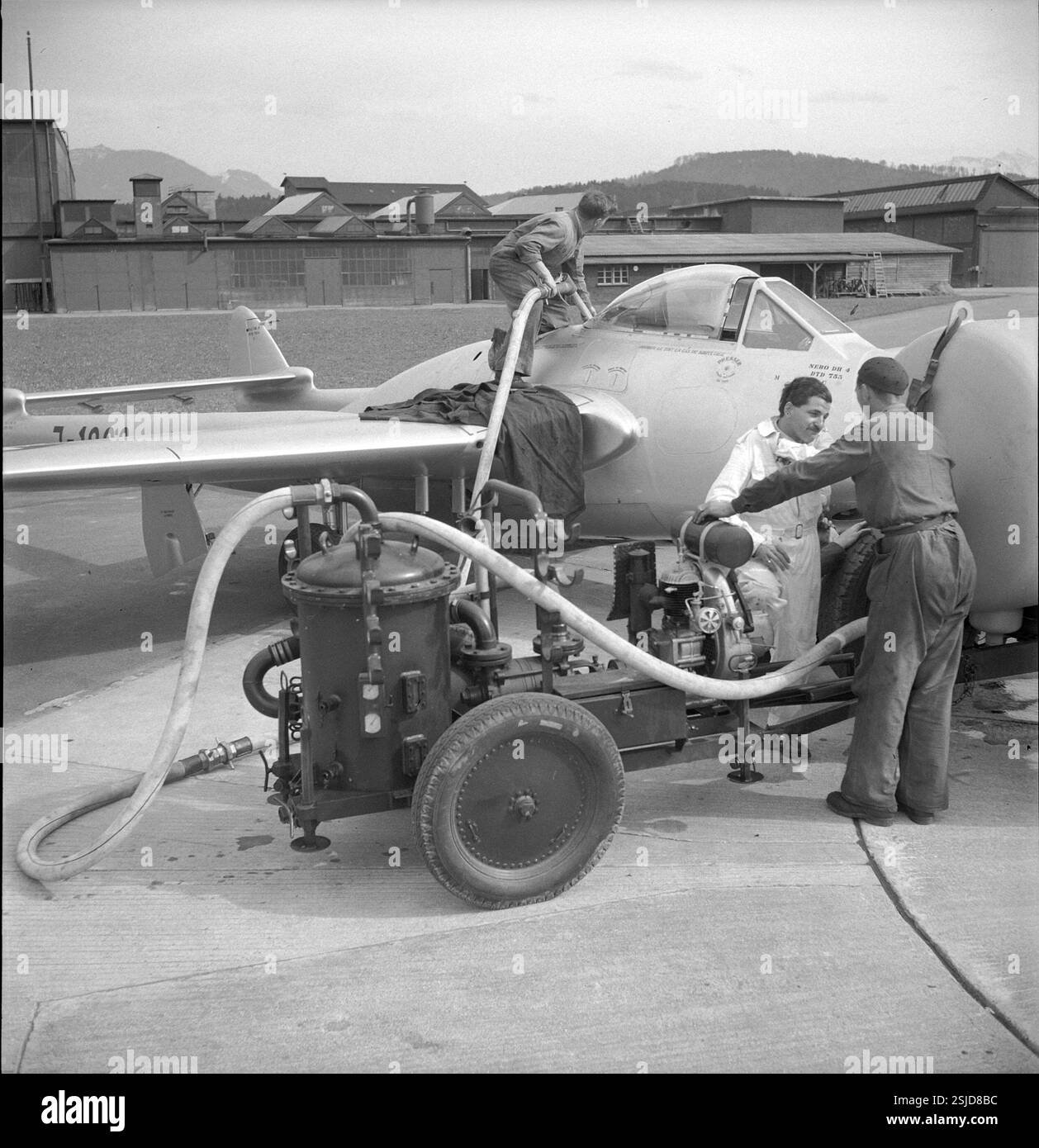 Betankung eines Vampire Militärjet, Emmen 1953#Refueling of Vampire ...