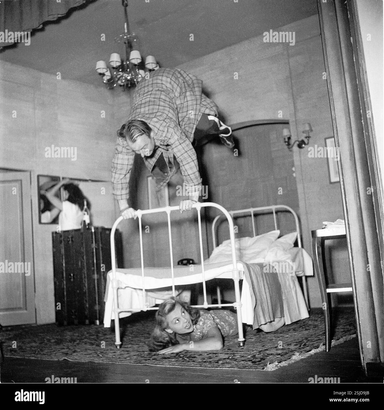 Heinz Rühmann bei akrobatischer Einlage in Der Mustergatte, 1948#Heinz ...