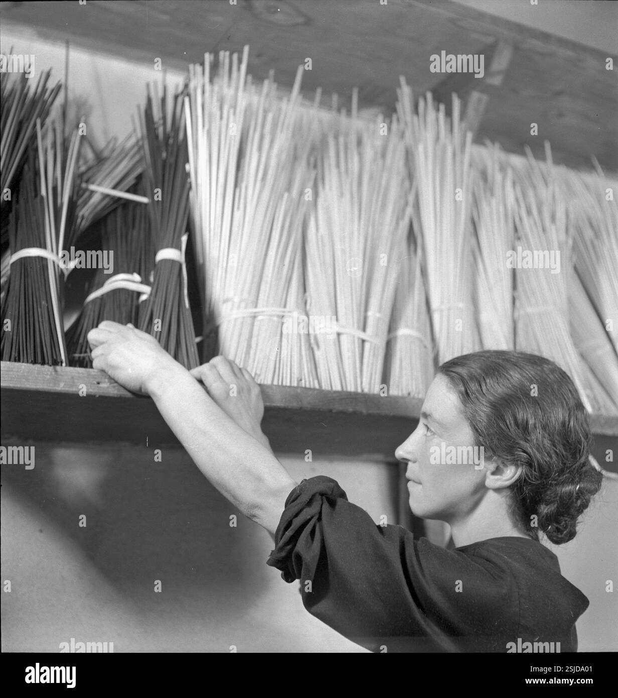 Frau holt Stroh zum Flechten 1940#Woman choosing straw to braid, 1940 ...