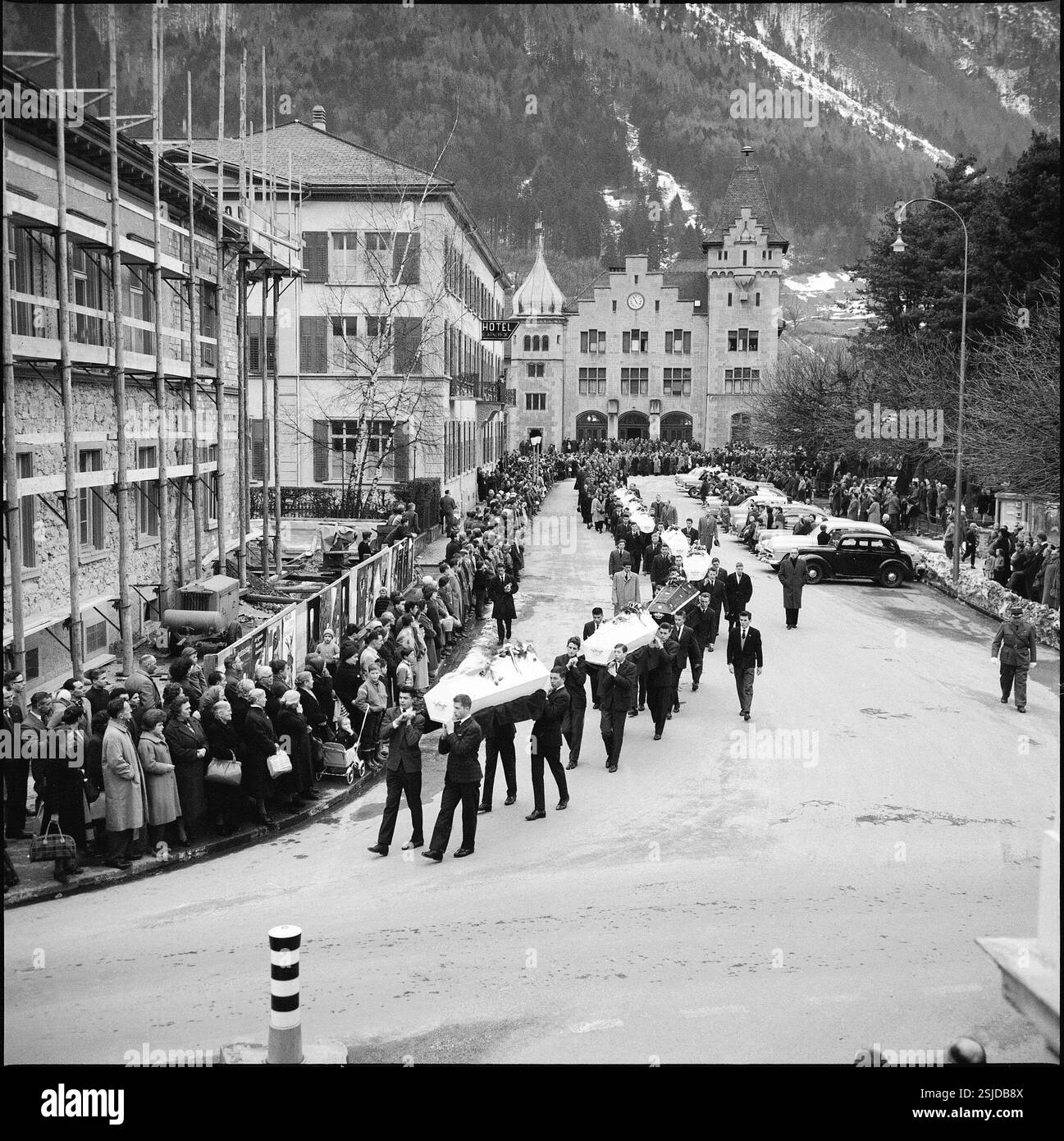 Glarus: Beerdigung der elf Lawinenopfer, Leichenzug, 1961#Glarus ...