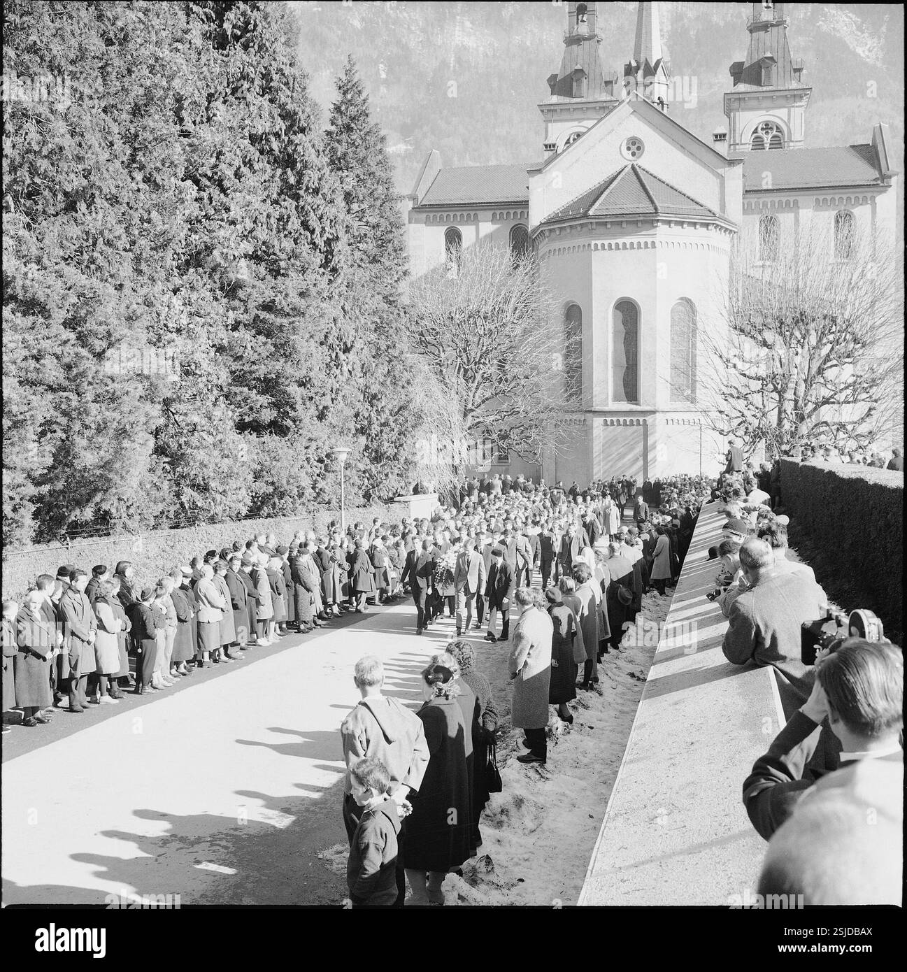 Glarus: Beerdigung der elf Lawinenopfer, Leichenzug, 1961#Glarus ...