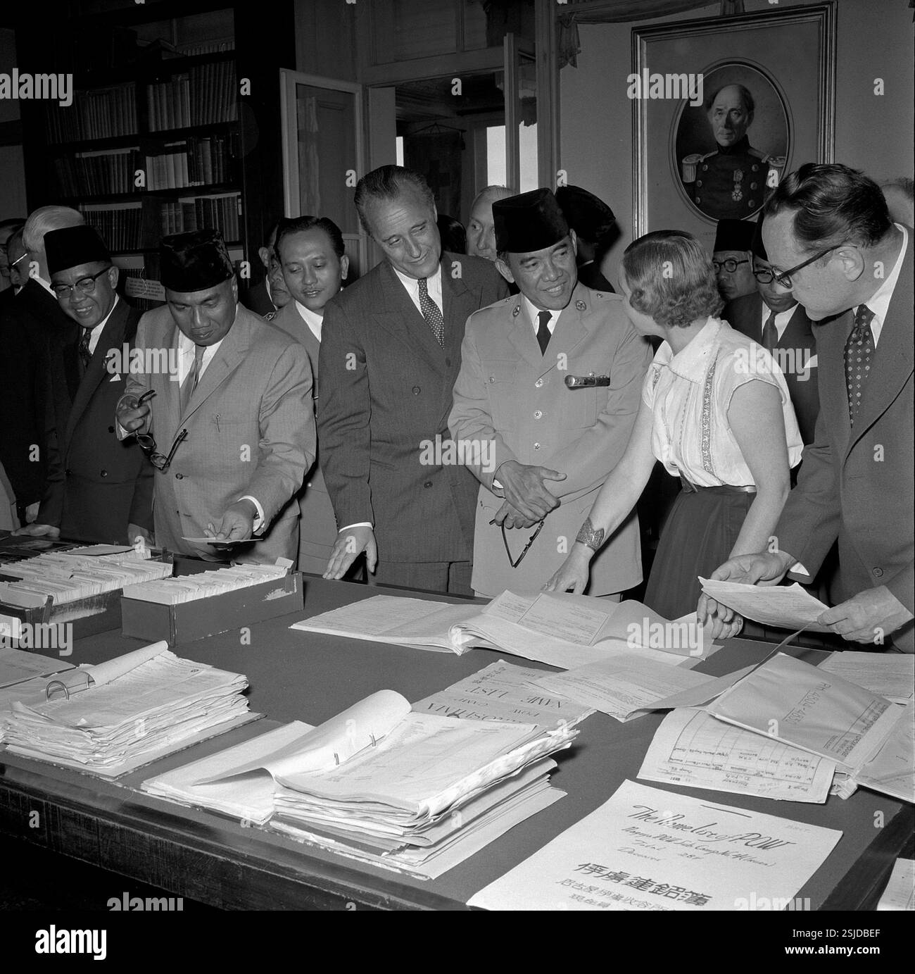 Präsident Sukarno (M) besucht das IKRK, Genf 1956#President Sukarno (c ...