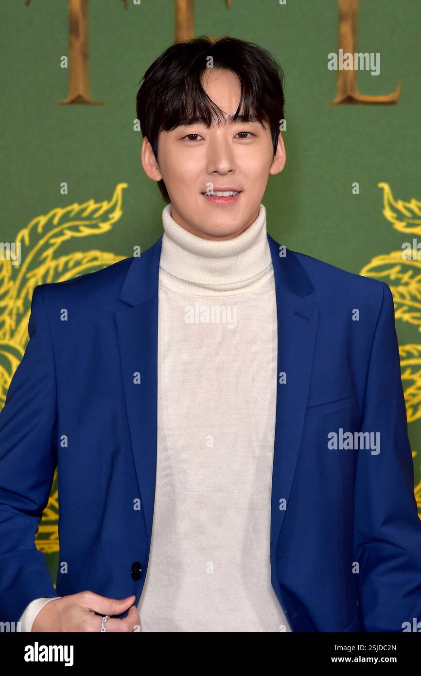 Kevin Woo bei der Premiere der 3. Staffel der HBO Serie 'The White Lotus' im Paramount Theater ...